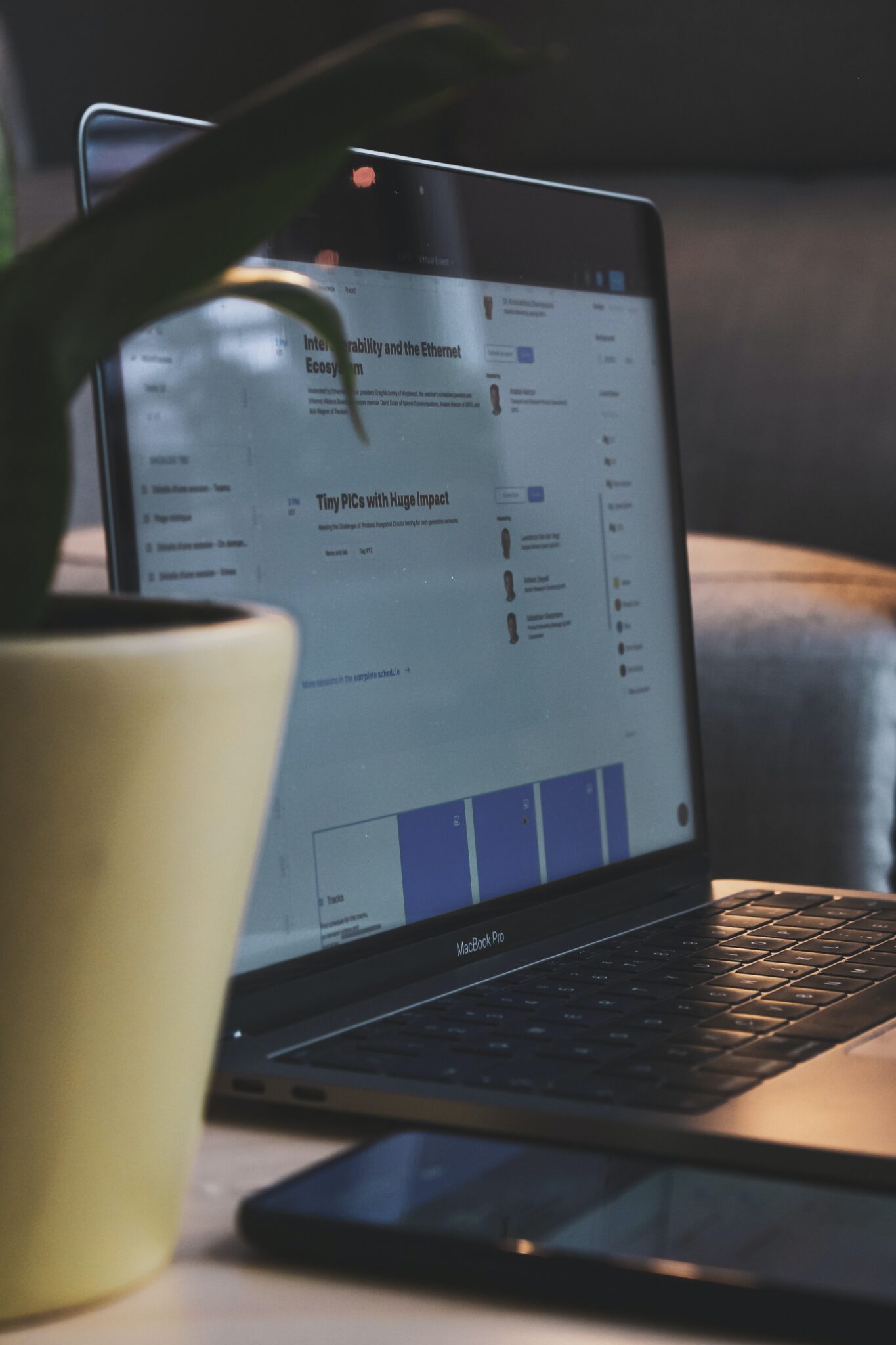 TOP 7 Signs Of A Failing Monitor | wanderingoffice.com